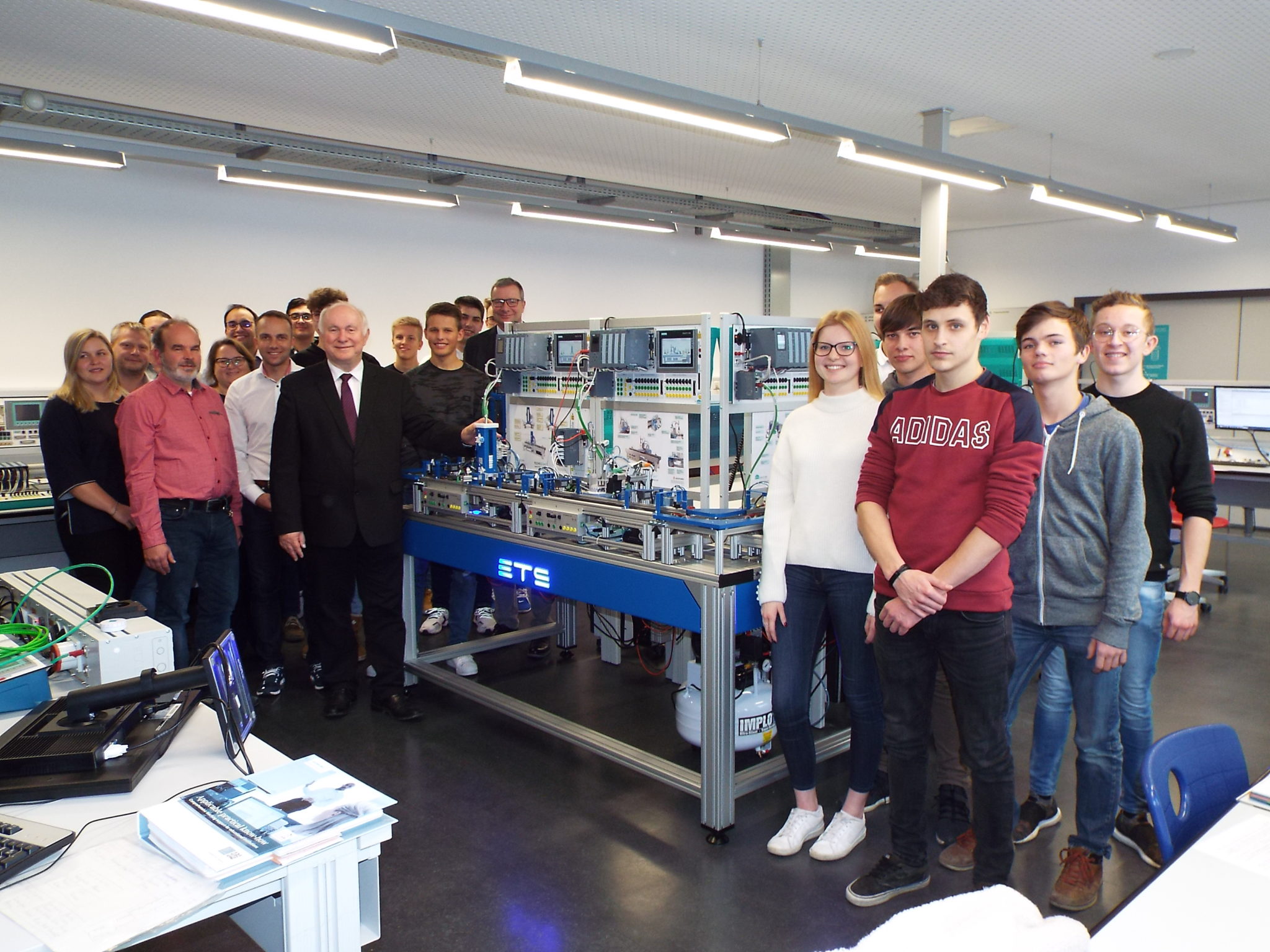 Industrie 4.0 hält Einzug in die Elektroabteilung - Hans Glas Schule